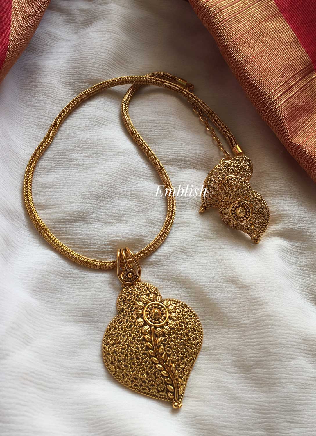 Simple Intricate Sangu with Flower Pendant Set